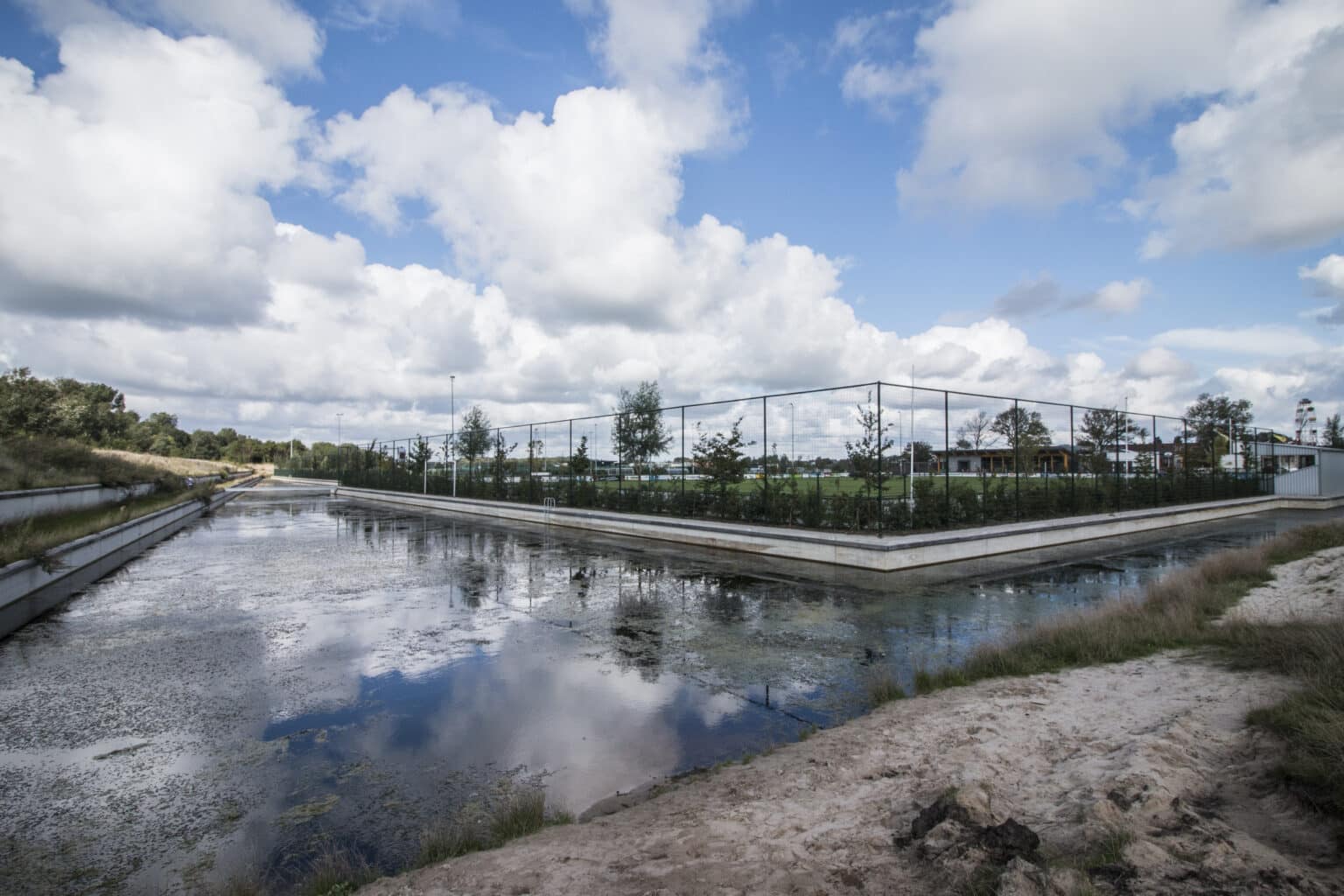 Retaining walls for flood protection or flood prevention
