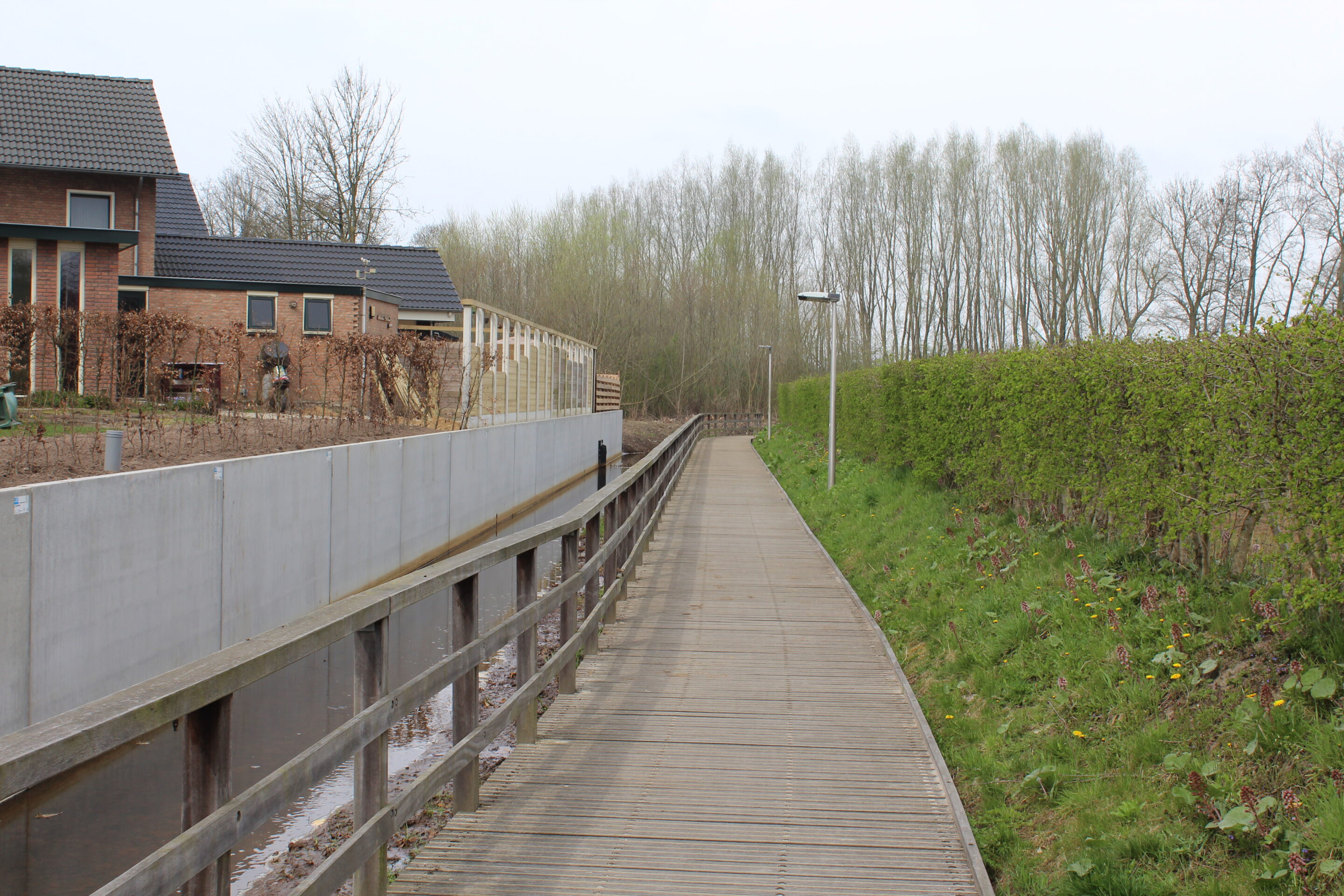 Bosch Beton - Deck path in Weerselo (NL) fitted with retaining walls